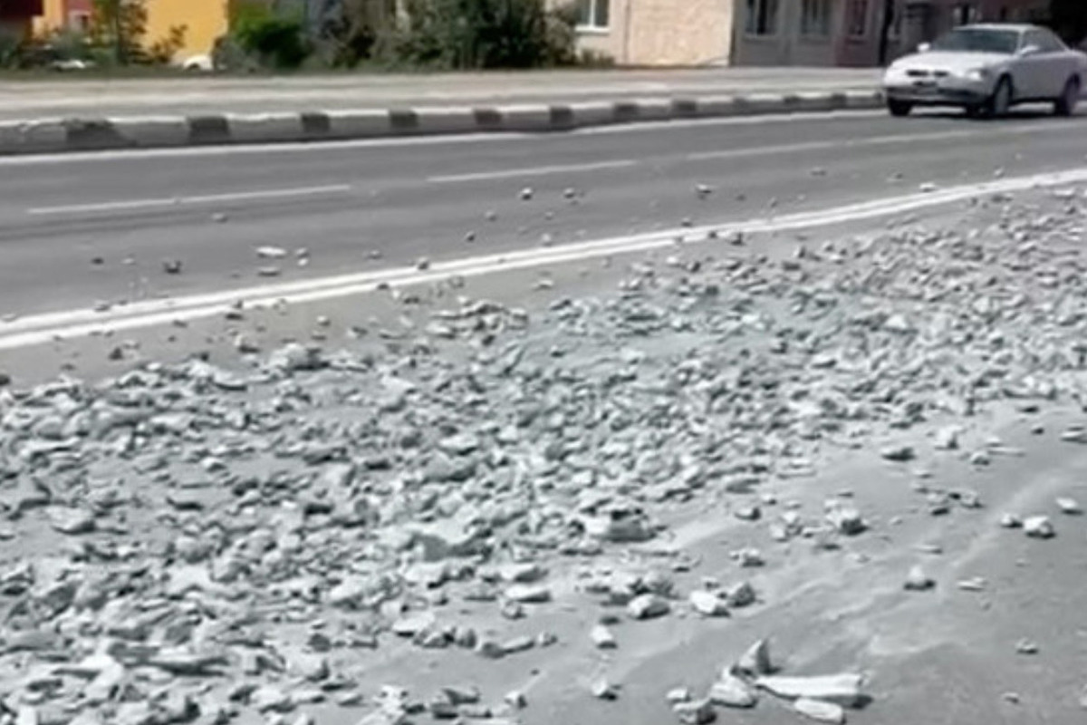 Крупный щебень рассыпали по улице Горького в Южно-Сахалинске - МК Сахалин