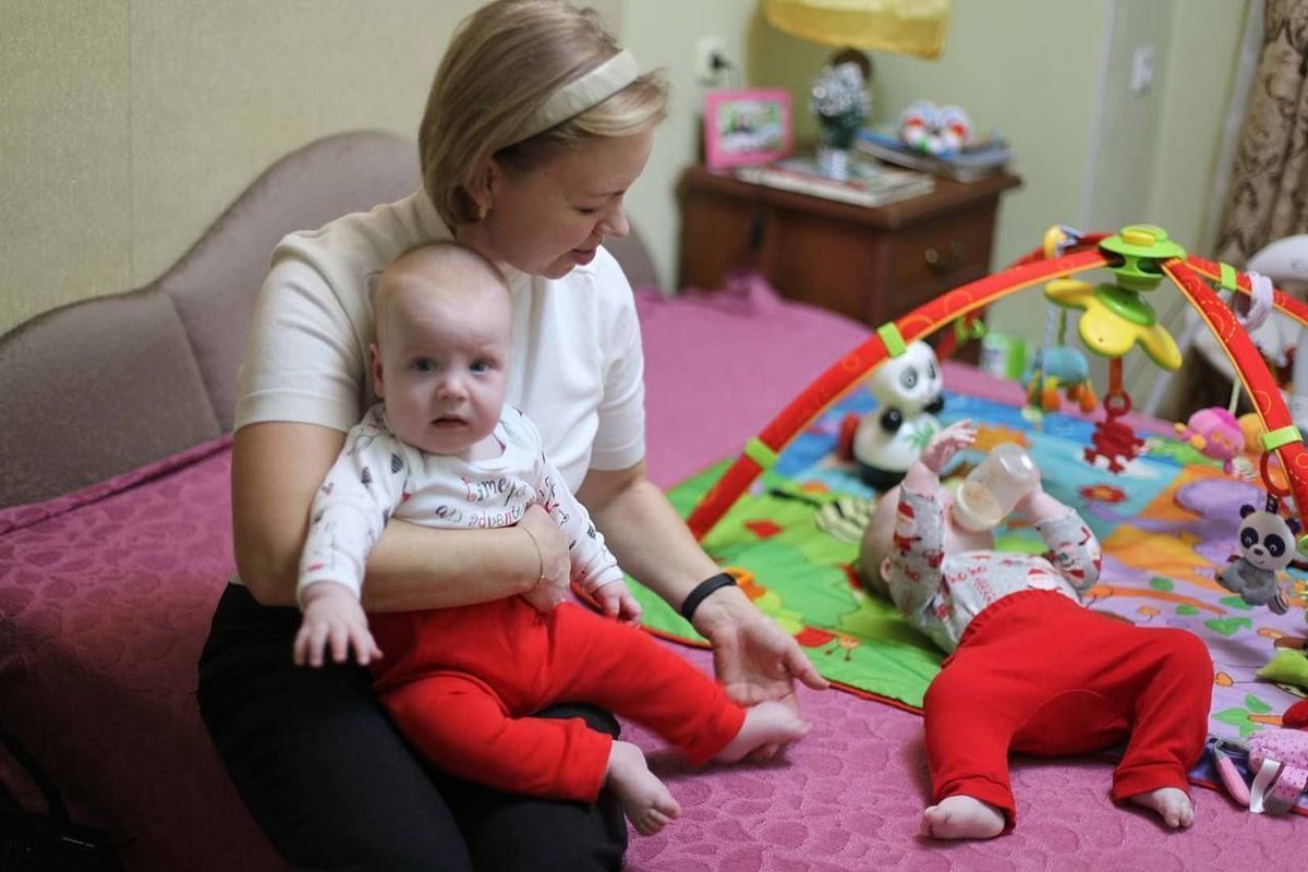 Дети под присмотром: как социальные няни помогают мамам двойняшек и ...