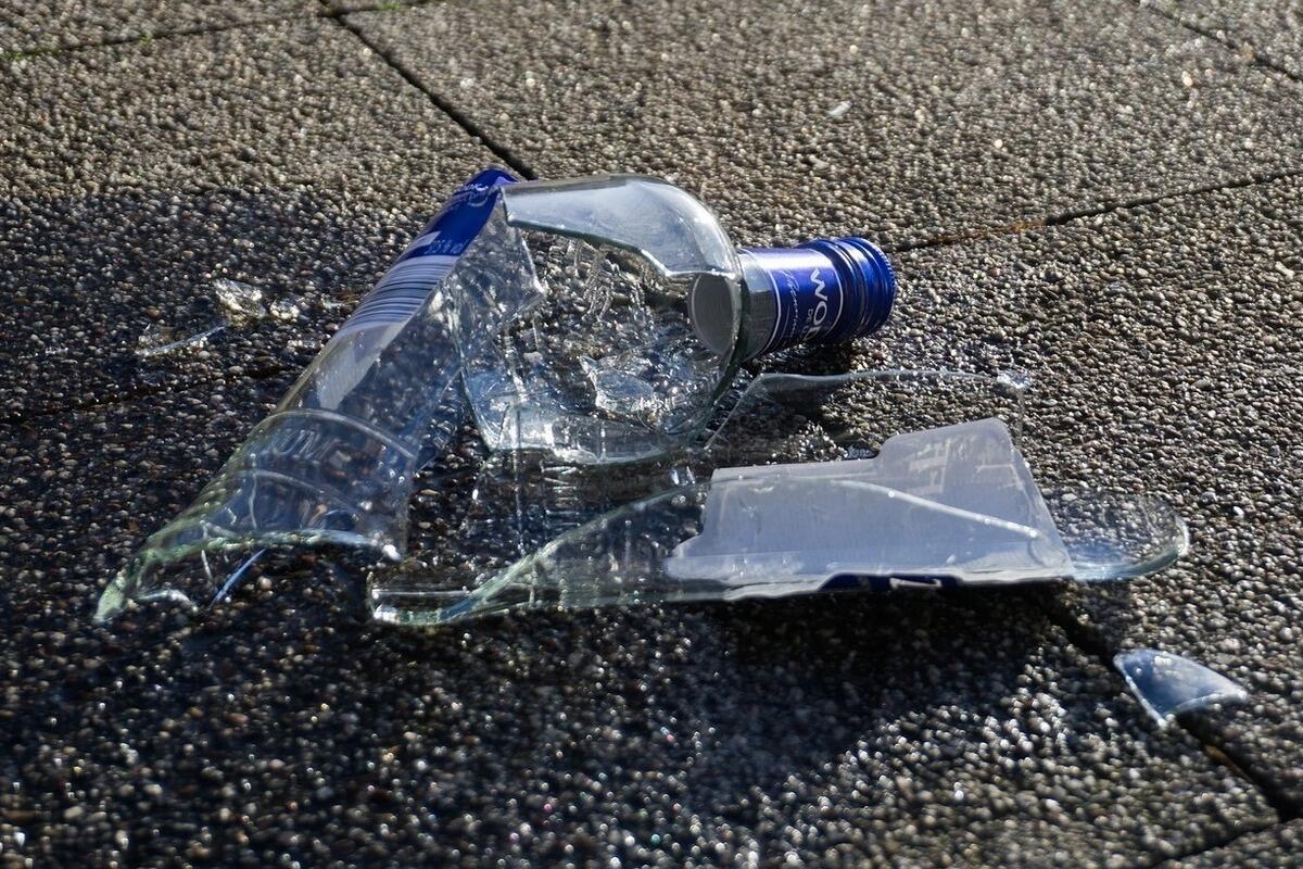 Пытавшийся украсть ящик водки из магазина россиянин ранил двух ...