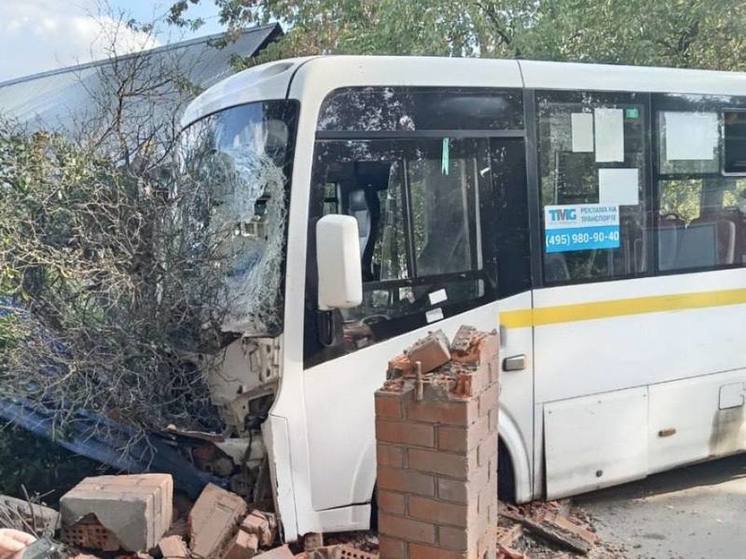 Пассажирский автобус разнес кирпичный забор в Подмосковье - МК ...