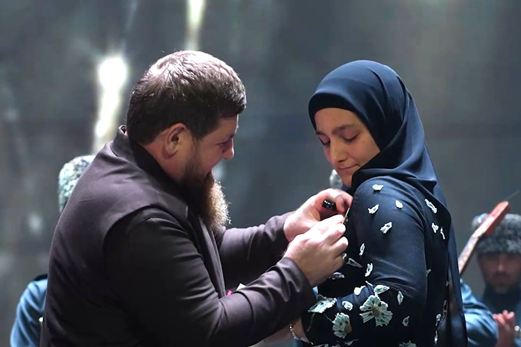 Дочь Рамзана Кадырова Айшат стала народной артисткой Чечни: награждение, кадры из жизни