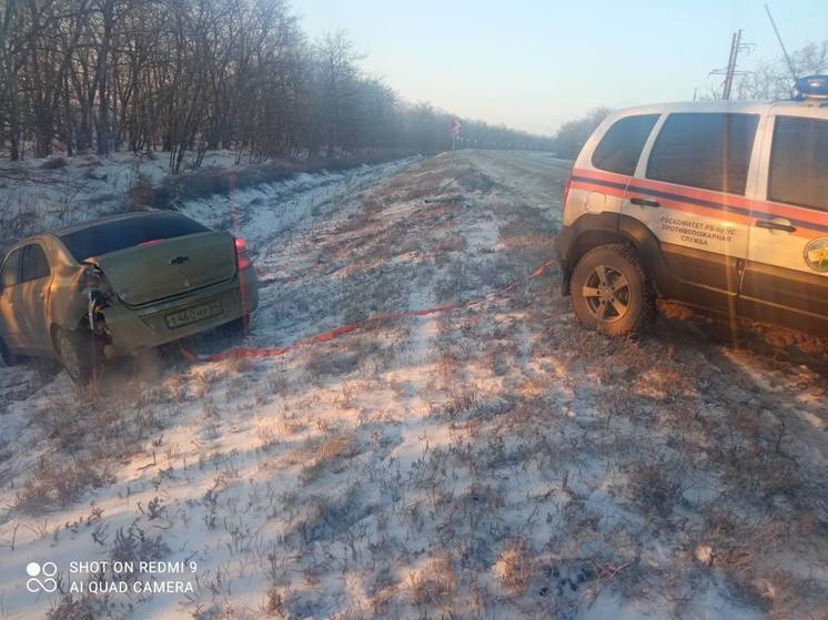 Спасатели Башкирии, доставляя груз в зону СВО, помогли попавшему в ДТП ...