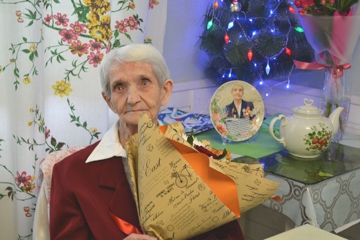 Владимир Путин поздравил со 100-летием жительницу Омской области - МК Омск