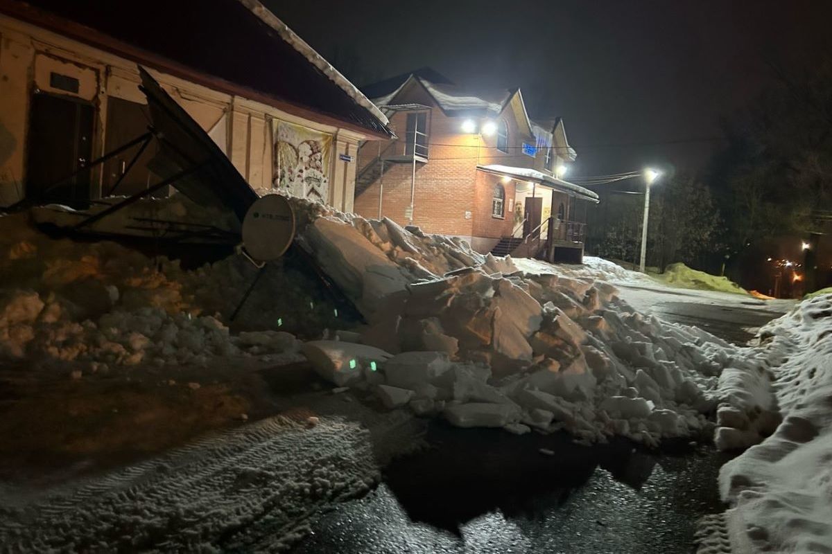 Крыша здания обрушилась на тротуар в поселении под Дмитровом - МК ...