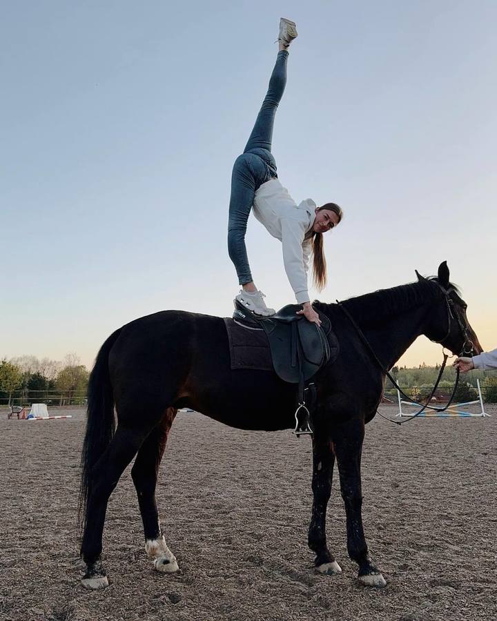 Александра Солдатова впечатлила эффектным трюком с конем - МК