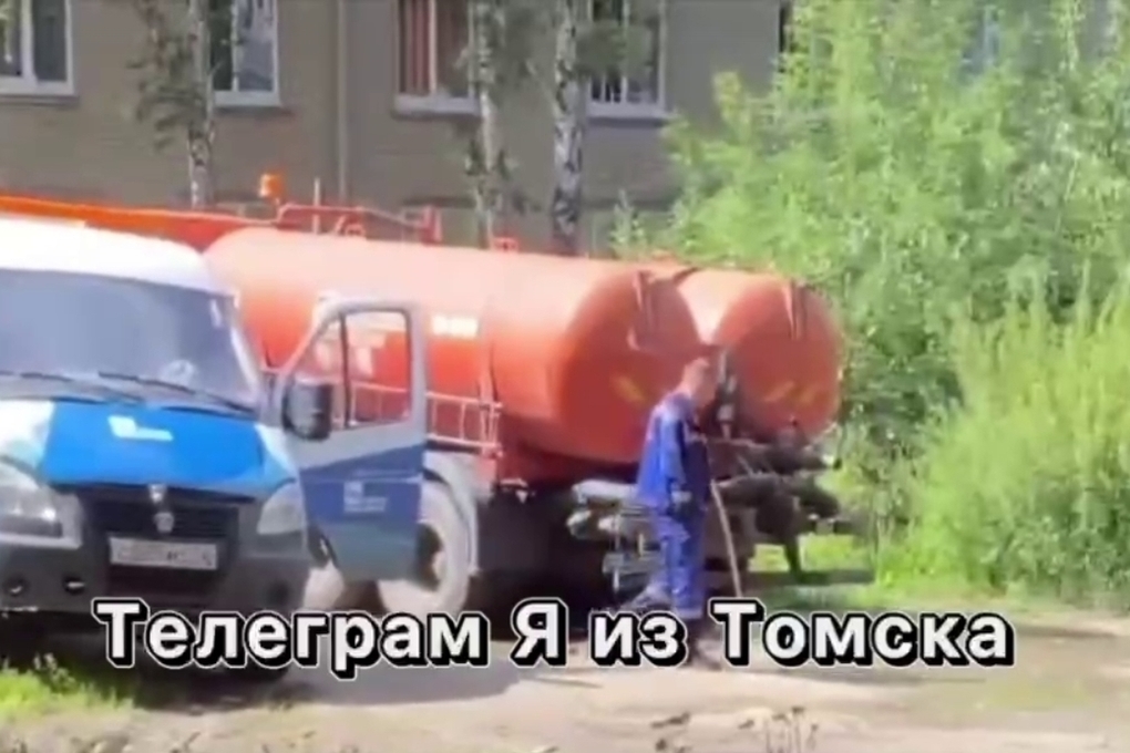 Томичи жалуются на слив грязной воды на землю на улице Лебедева - МК Томск