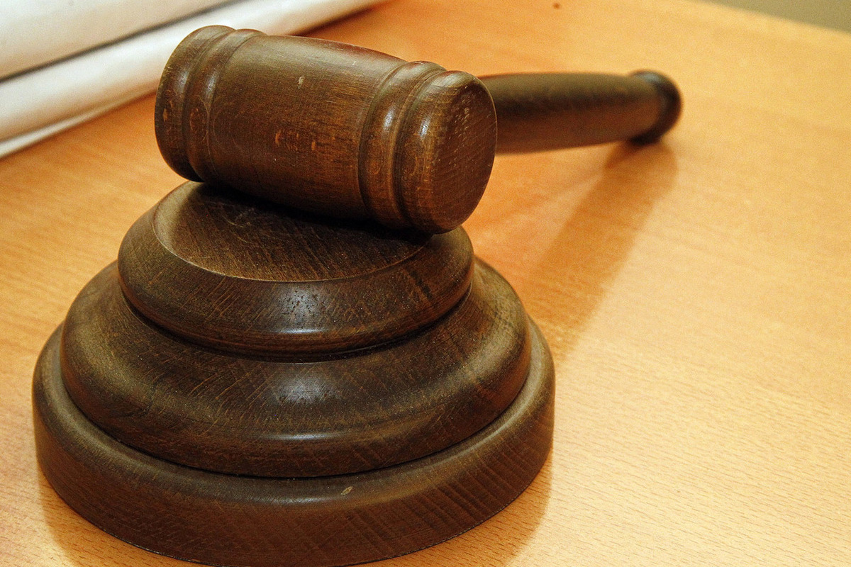 Студентов, которых дети заметили в окне обнаженными, отправили в тюрьму ...