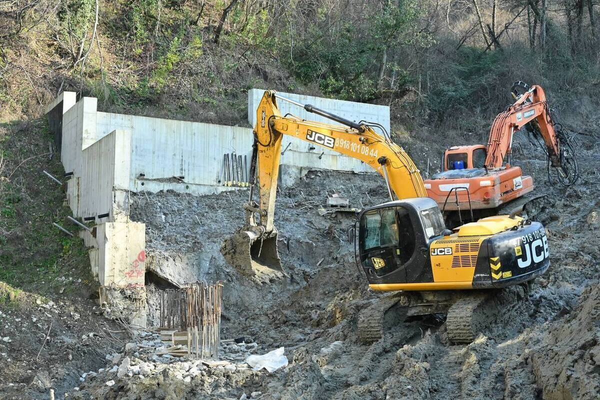 Почти 18 000 тонн грунта вывезли сочинские строители с оползневого склона на улице Макаренко ...