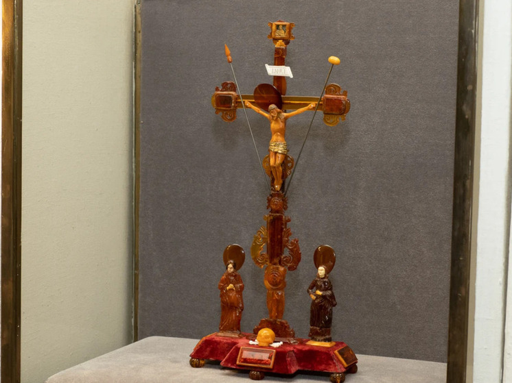 Из хранилища калининградского музея вытащили янтарное распятие XVII ...