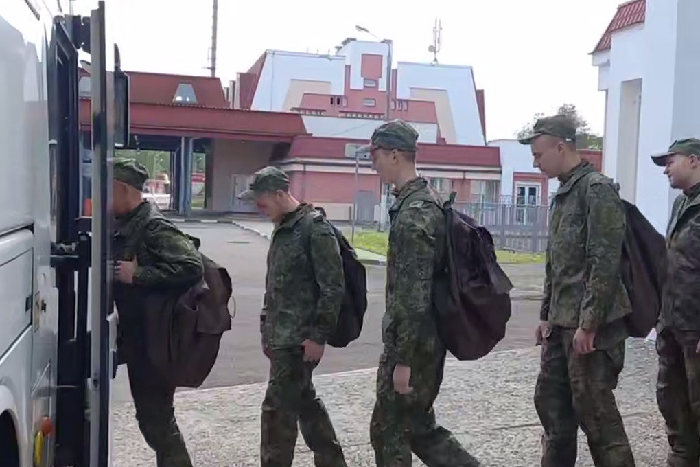 «Ура, мы дома!»: появились кадры возвращения российских военных из ...