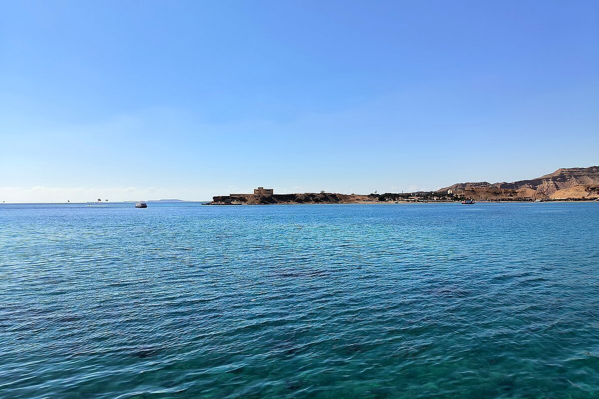 Хуситы ударили по греческому сухогрузу Magic Seas в Красном море - МК