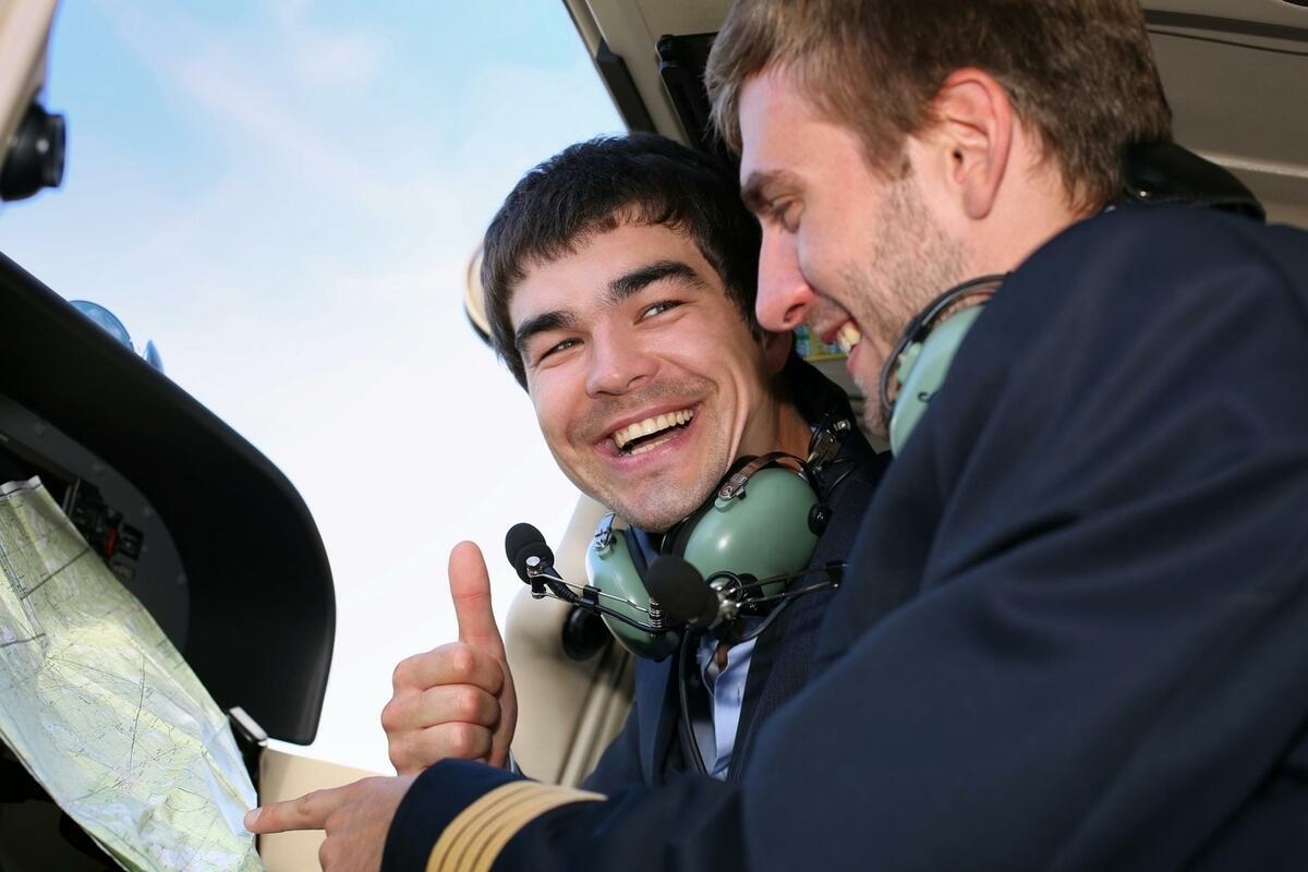 Объяснена опасность селфи и видеозаписей пилотов во время полетов - МК