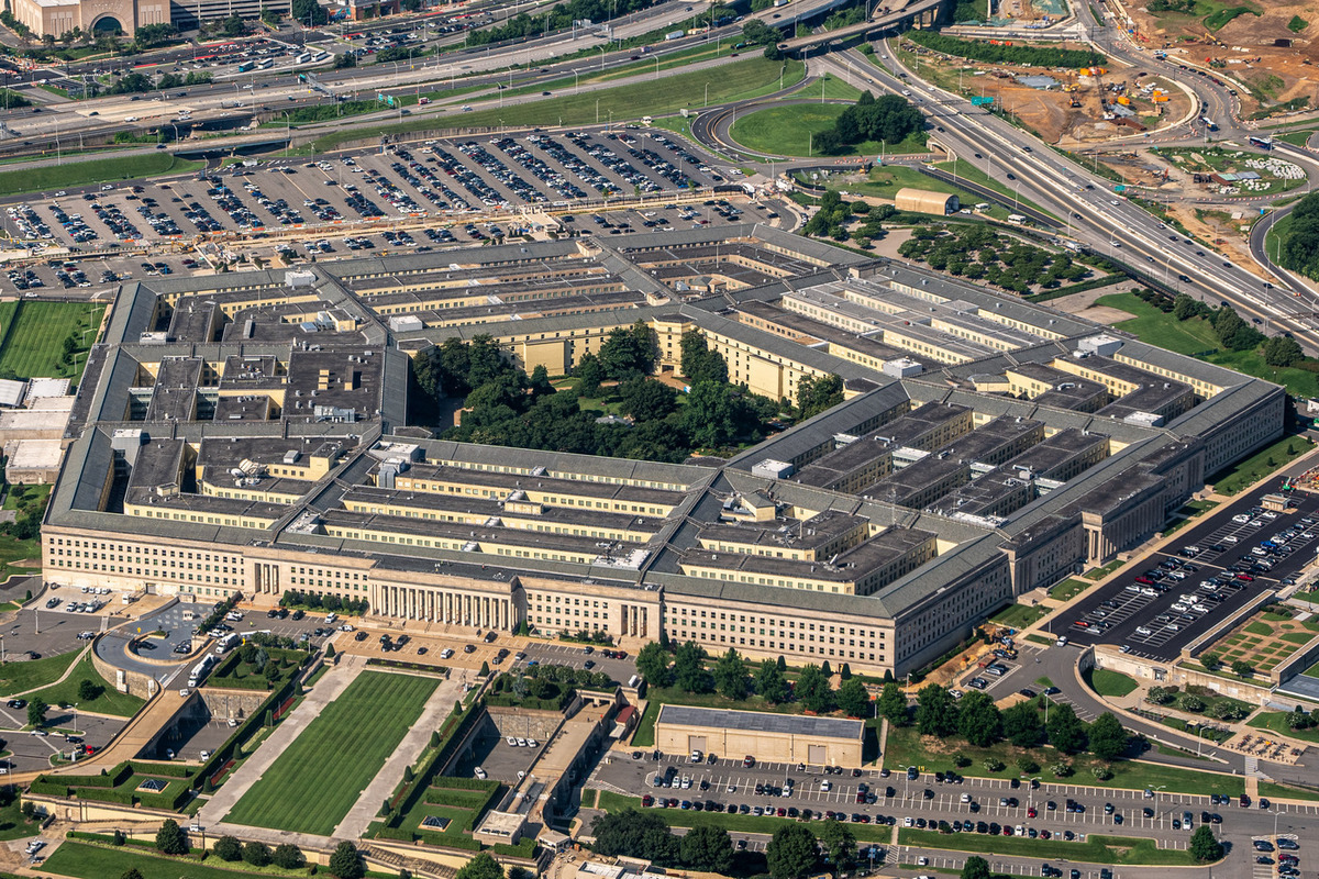 Запахло жареным: два военных самолета пролетели рядом с американским ...