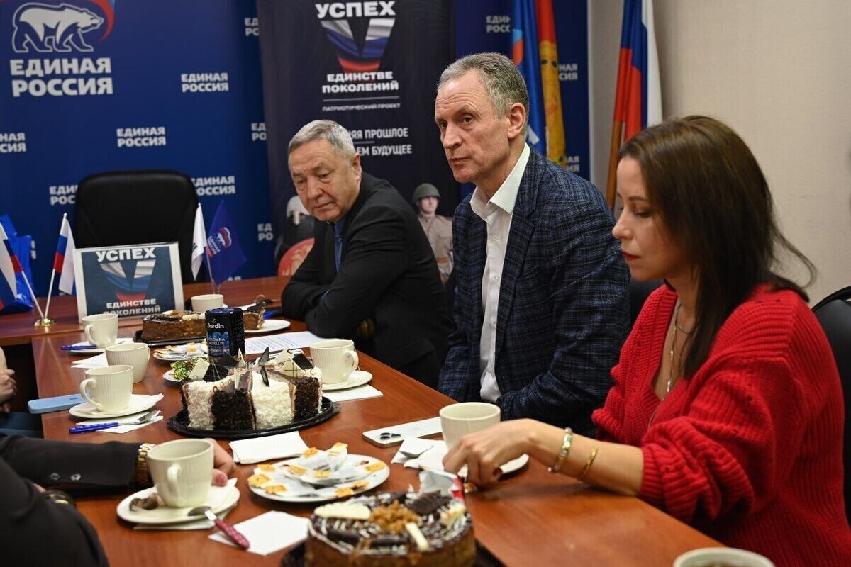 Серпуховские Единороссы поздравили бизнес-леди с профессиональным ...