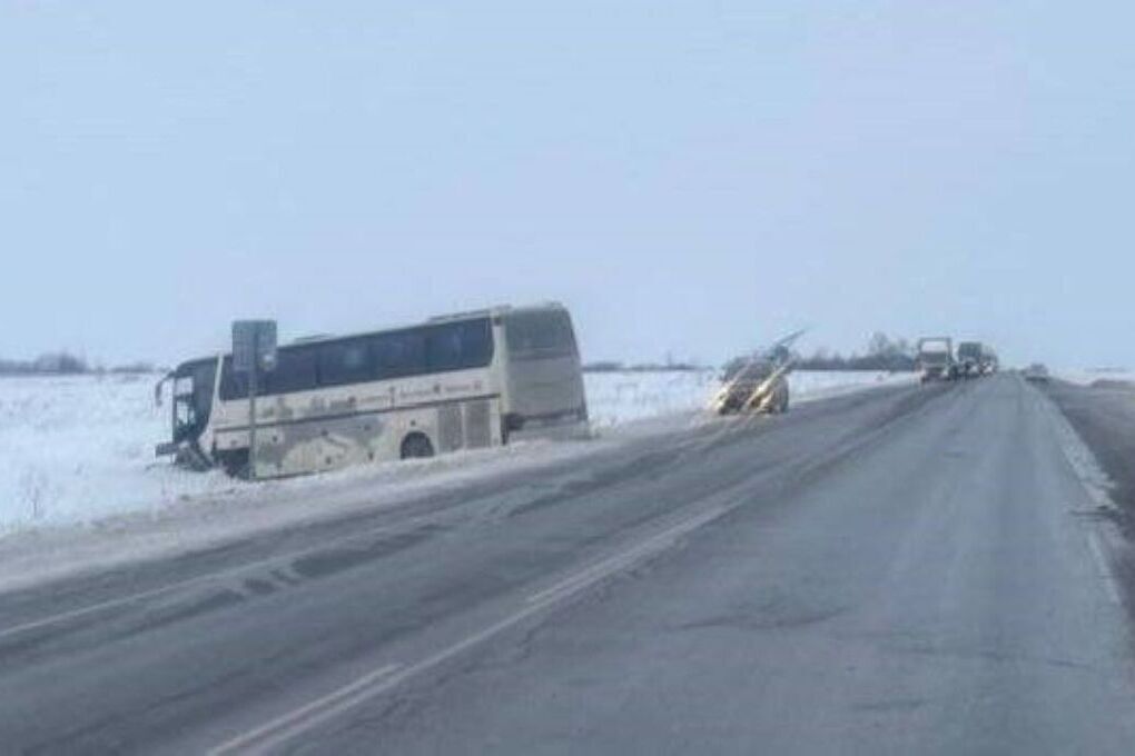 В жестком ДТП с рейсовым автобусом пострадали шесть человек, включая ...