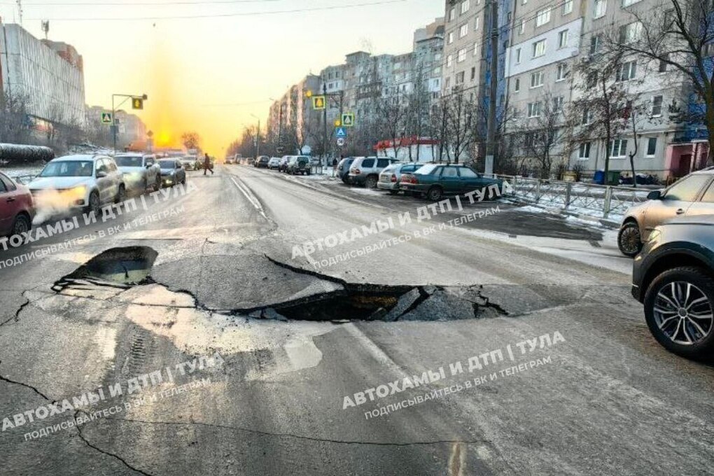 Тульское УГХ объявило причины провала асфальта на улице Хворостухина ...