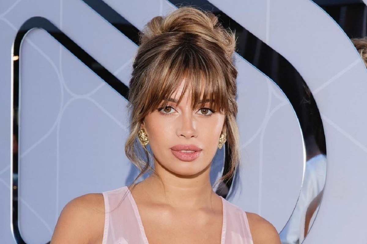 Самире Мустафаевой прислали огромный букет из стодолларовых купюр - МК